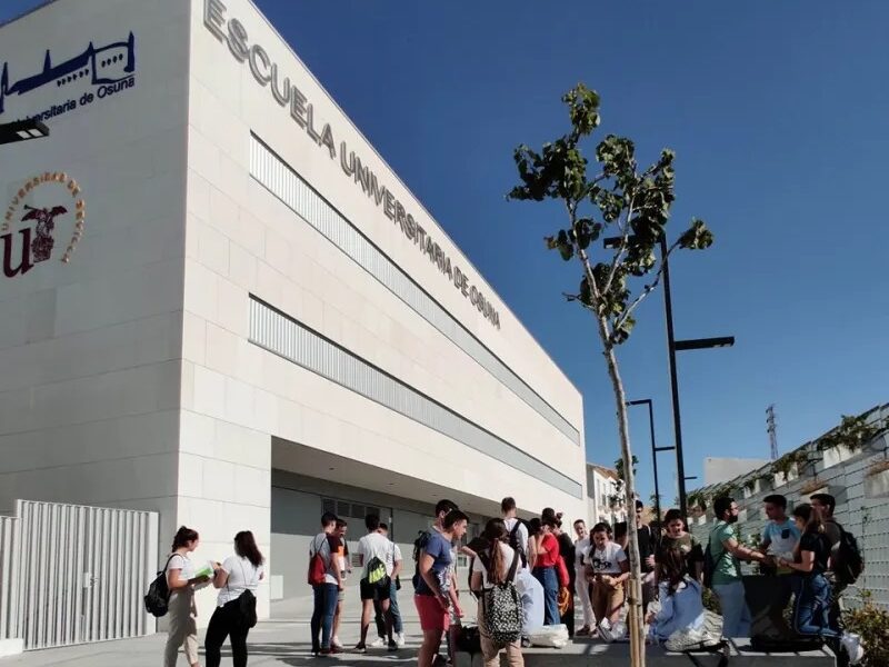 La Escuela Universitaria de Osuna inicia sus clases con 1700 alumnos y ...