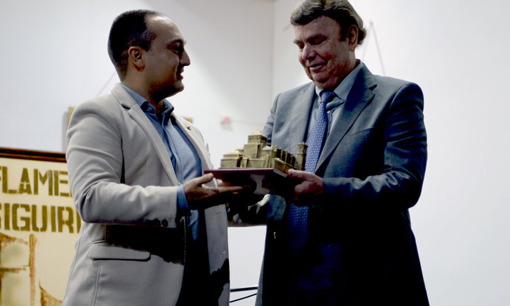 Osuna homenajea al guitarrista marchenero José Luis Postigo