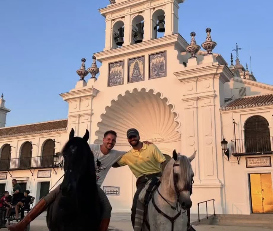 Maluma se relaja a caballo en la aldea de El Rocío antes de su ...